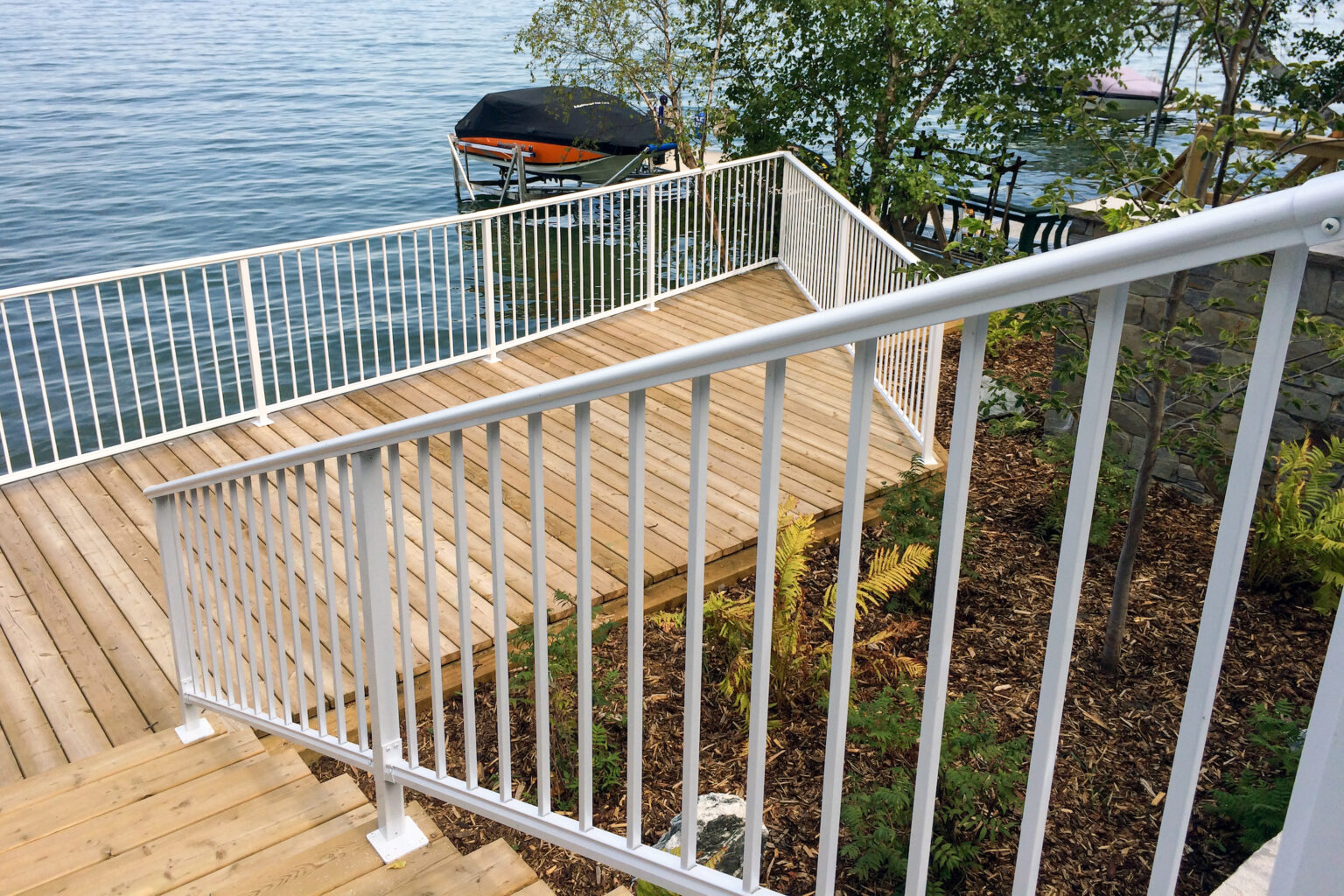 Aluminum vs Vinyl Deck Railings: Pros and Cons