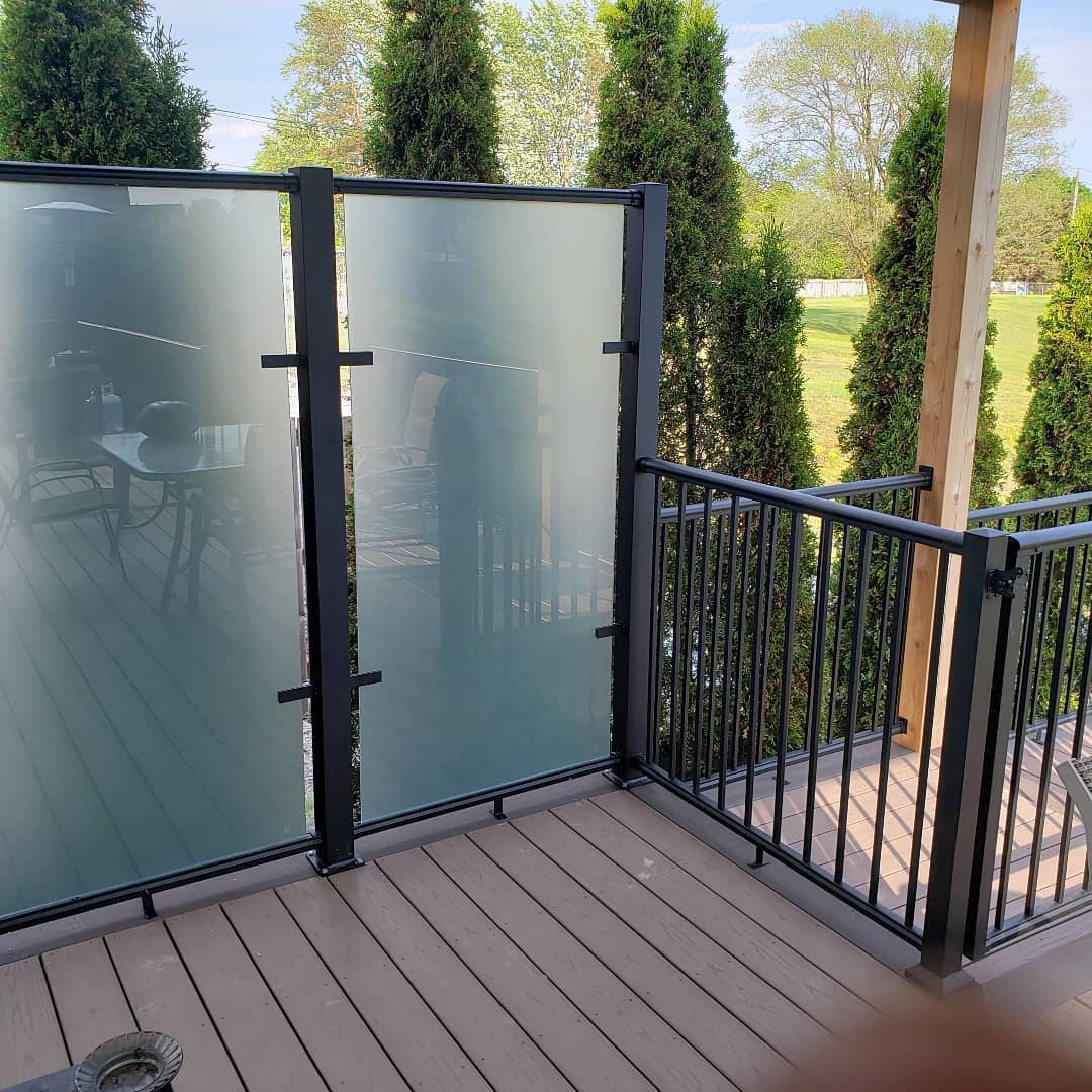 Aluminum vs Vinyl Deck Railings: Pros and Cons